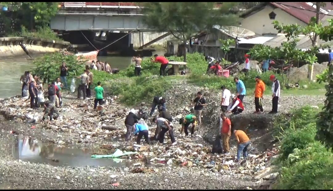 Peringati WCD, Ratusan Warga Di Tapaktuan Bersihkan Aliran Sungai