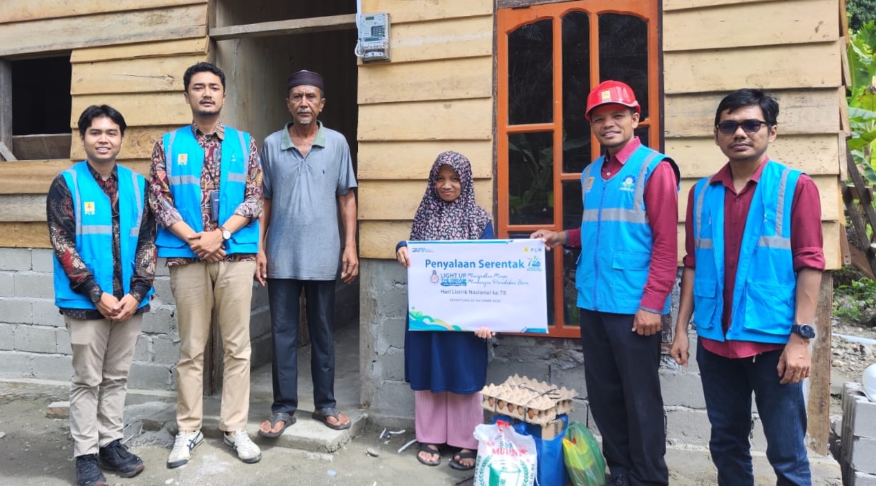 Hari Listrik Nasional ke 78, PLN ULP Tapaktuan Melakukan Penyambungan Listrik Gratis Di Air Pinang