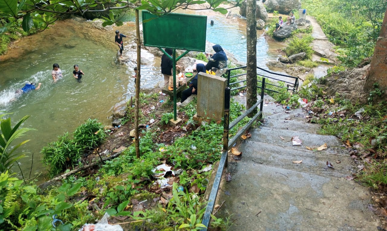 Berselemak Sampah, Objek Wisata Tingkat Tujuh Batu Itam Semakin ...