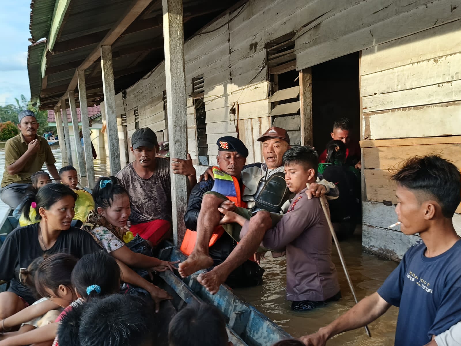 Terjebak Banjir, Personel Kompi 1 Batalyon C Pelopor Sat Brimob Polda ...