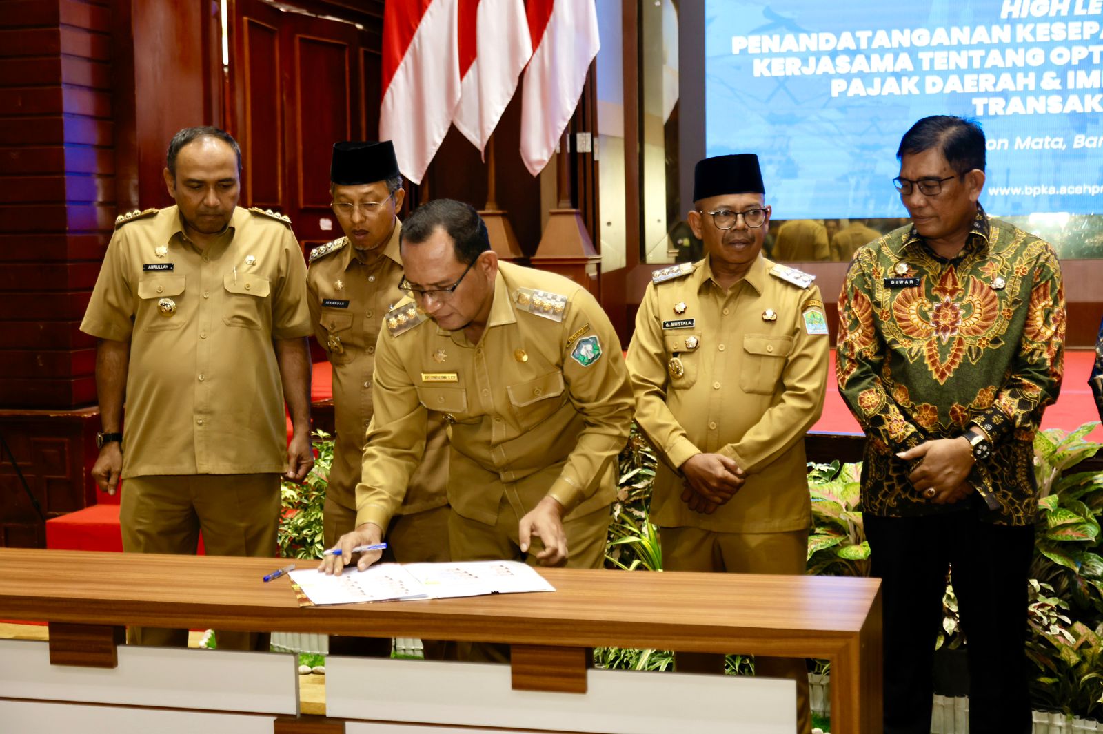 Pj. Bupati Aceh Selatan Terima DIPA dan TKD Tahun Anggaran 2025