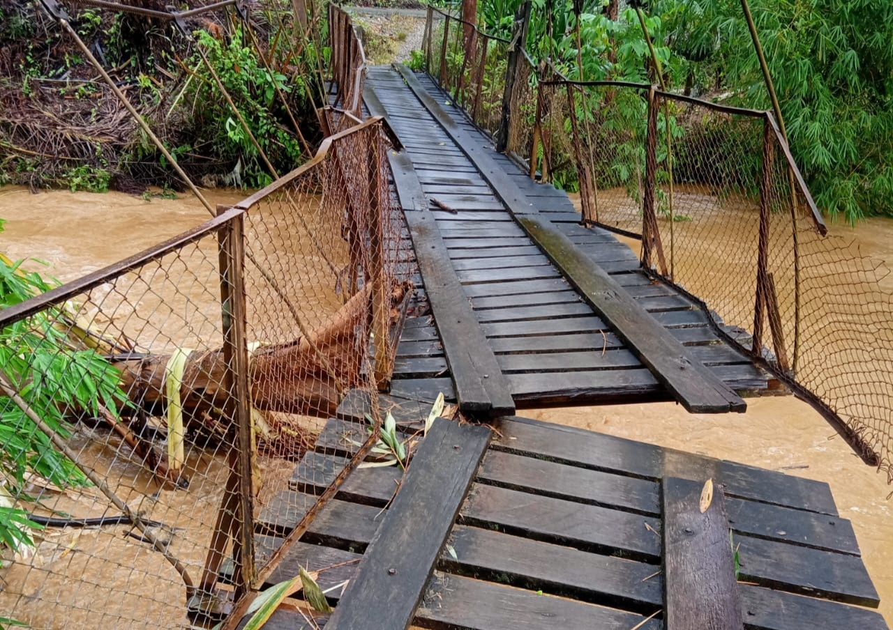 Diterjang Arus Sungai, Jembatan Gantung di Mersak Rusak